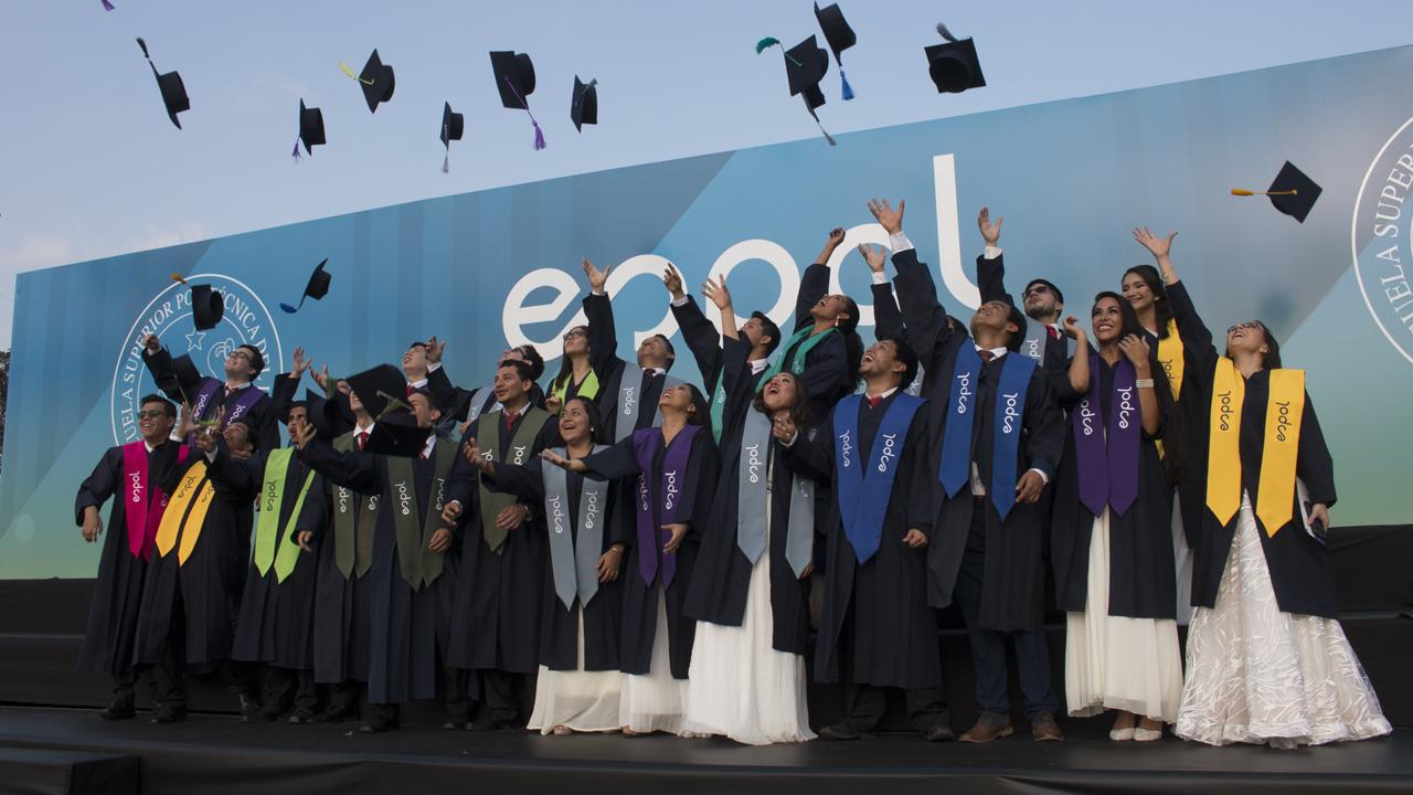 Espol graduó a 1.218 nuevos politécnicos en una emotiva ceremonia ...